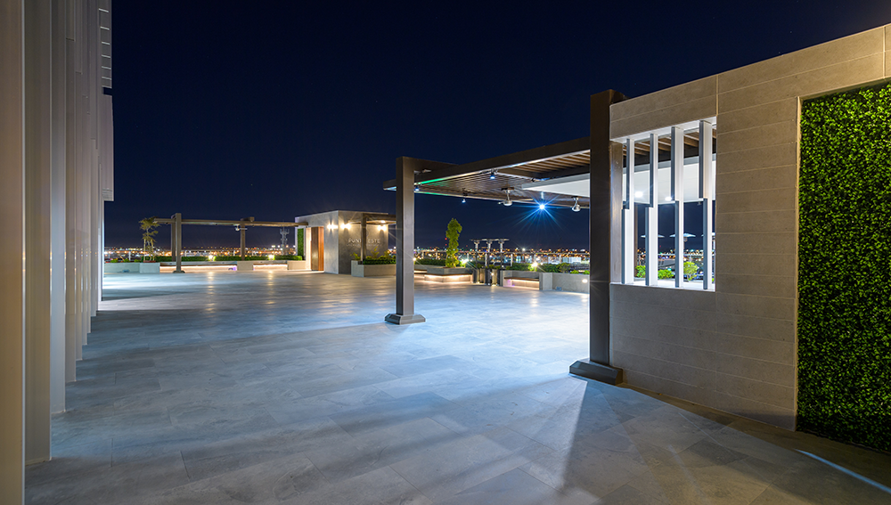 Punta Este - Oficinas corporativas y plaza comercial